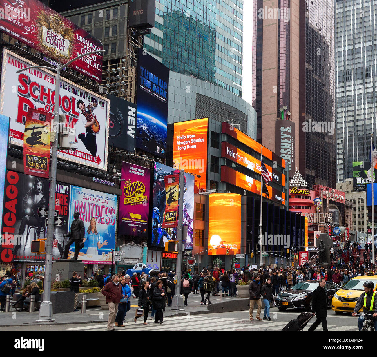 Billboards new york hi-res stock photography and images - Alamy