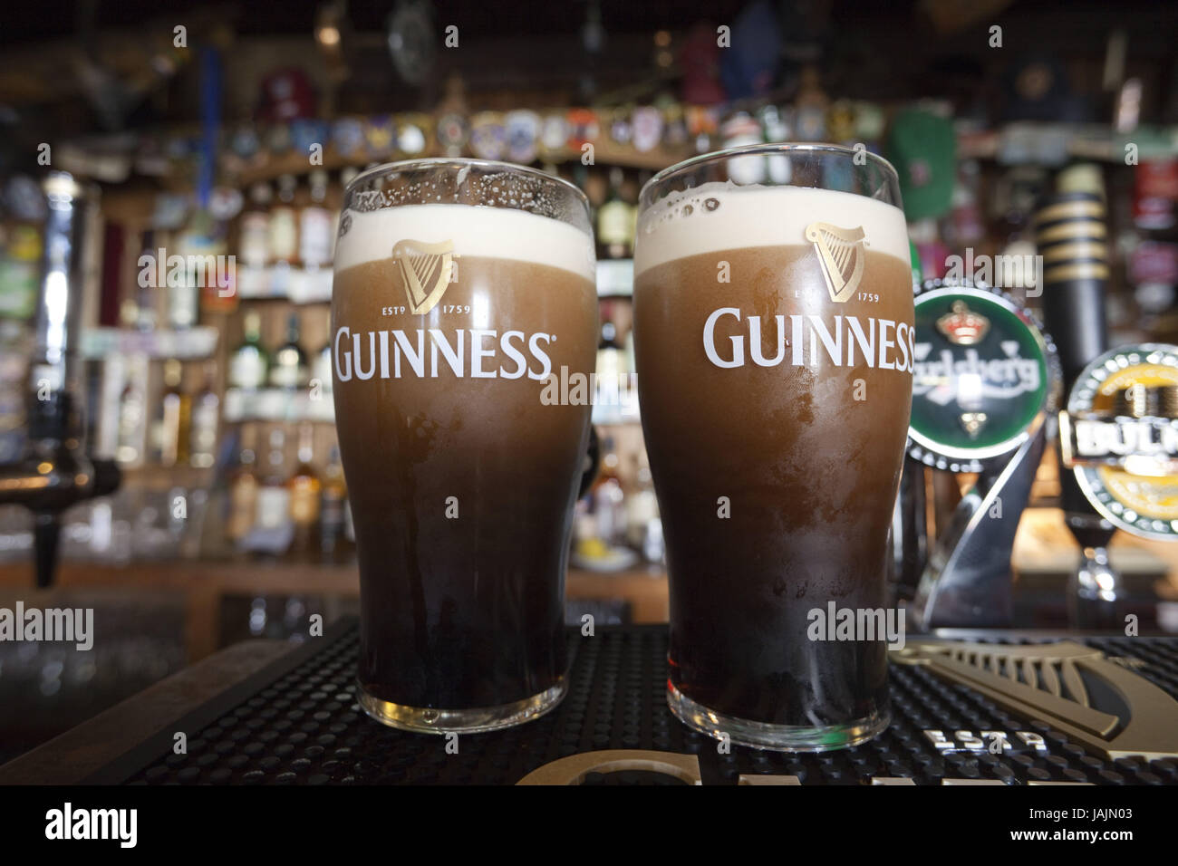 Two pints of guinness hi-res stock photography and images - Alamy