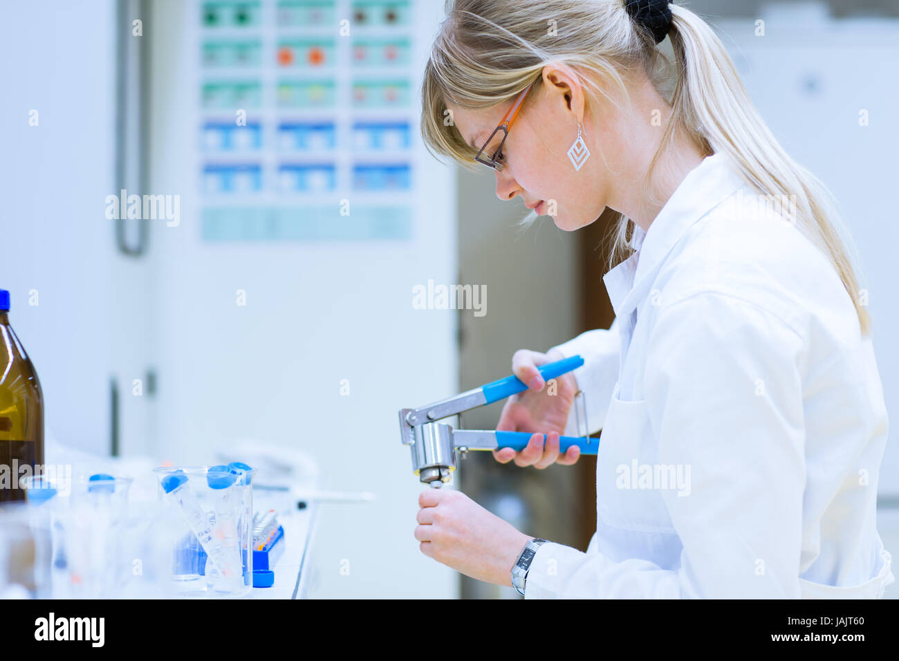 Female researcher carrying out research experiments in a chemistry lab ...