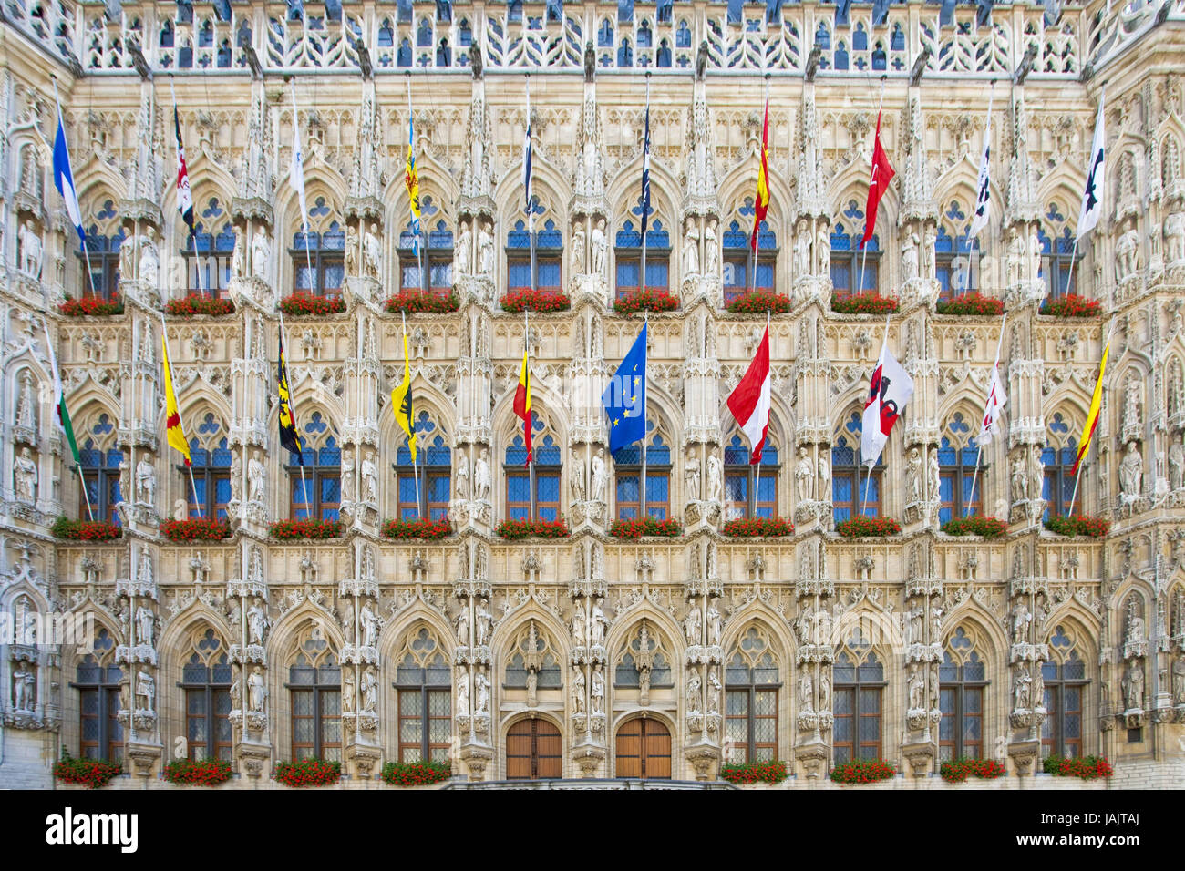 Facade flags hi-res stock photography and images - Alamy