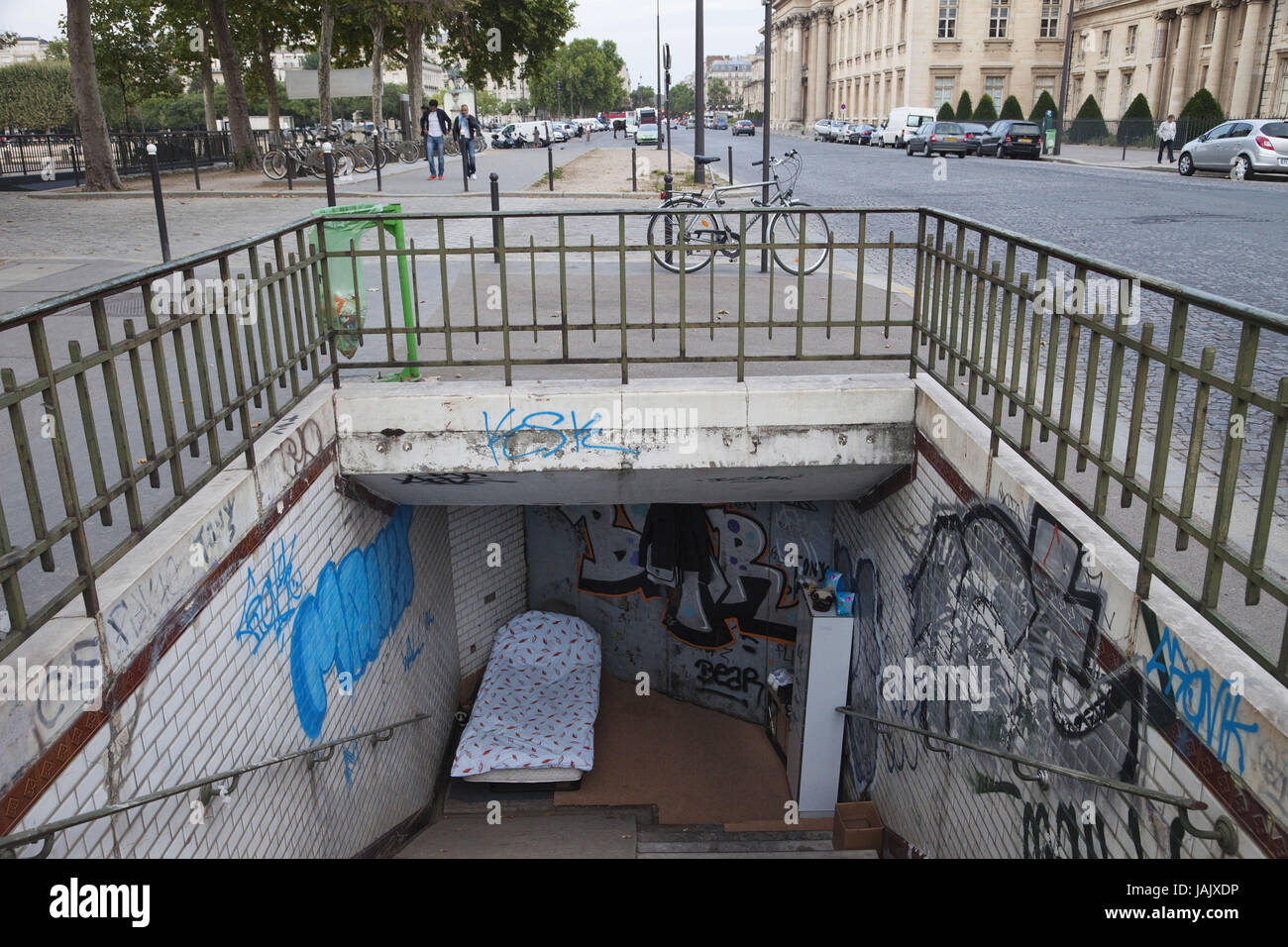 Poverty paris hi-res stock photography and images - Alamy
