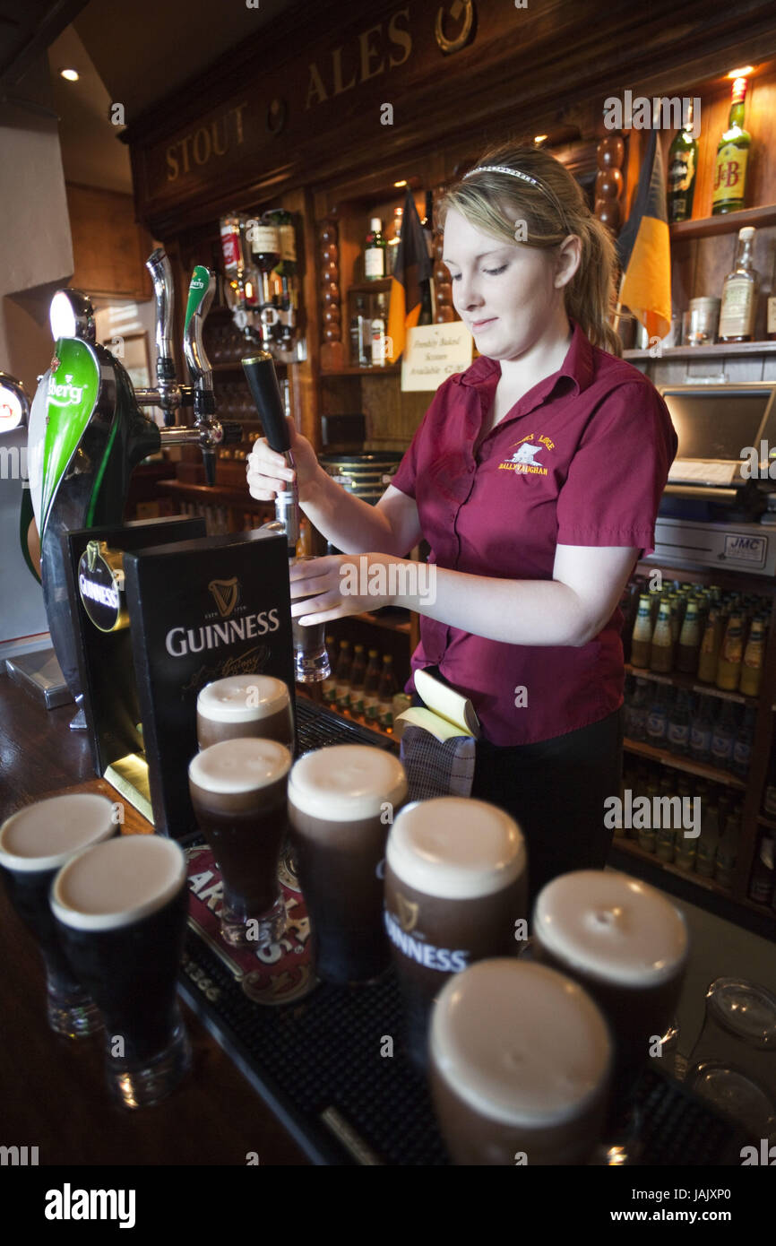 Ireland,pub,woman,counter,Guinness pour out Stock Photo - Alamy