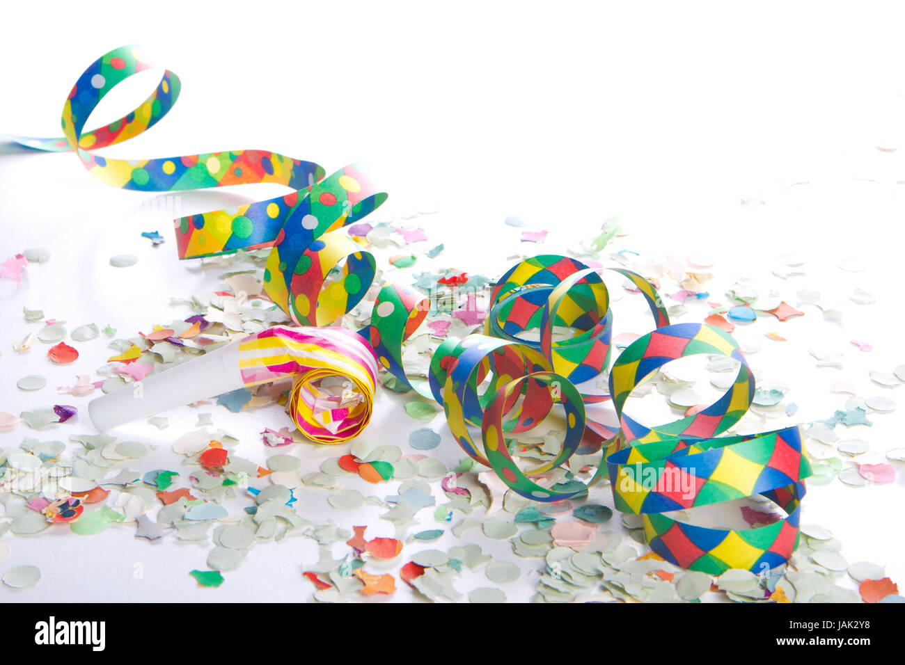 Luftschlangen und Konfetti als Partydekoration für Geburtstag mit ...