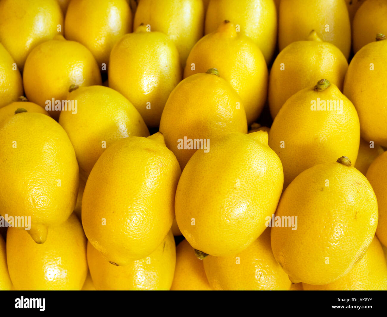 Pile lemons on market counter hi-res stock photography and images - Alamy