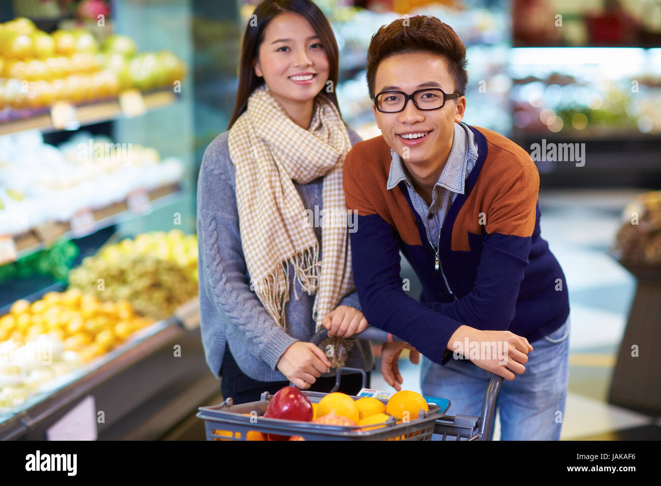 Young Chinese couple Shopping in the Supermarkt Stock Photo - Alamy