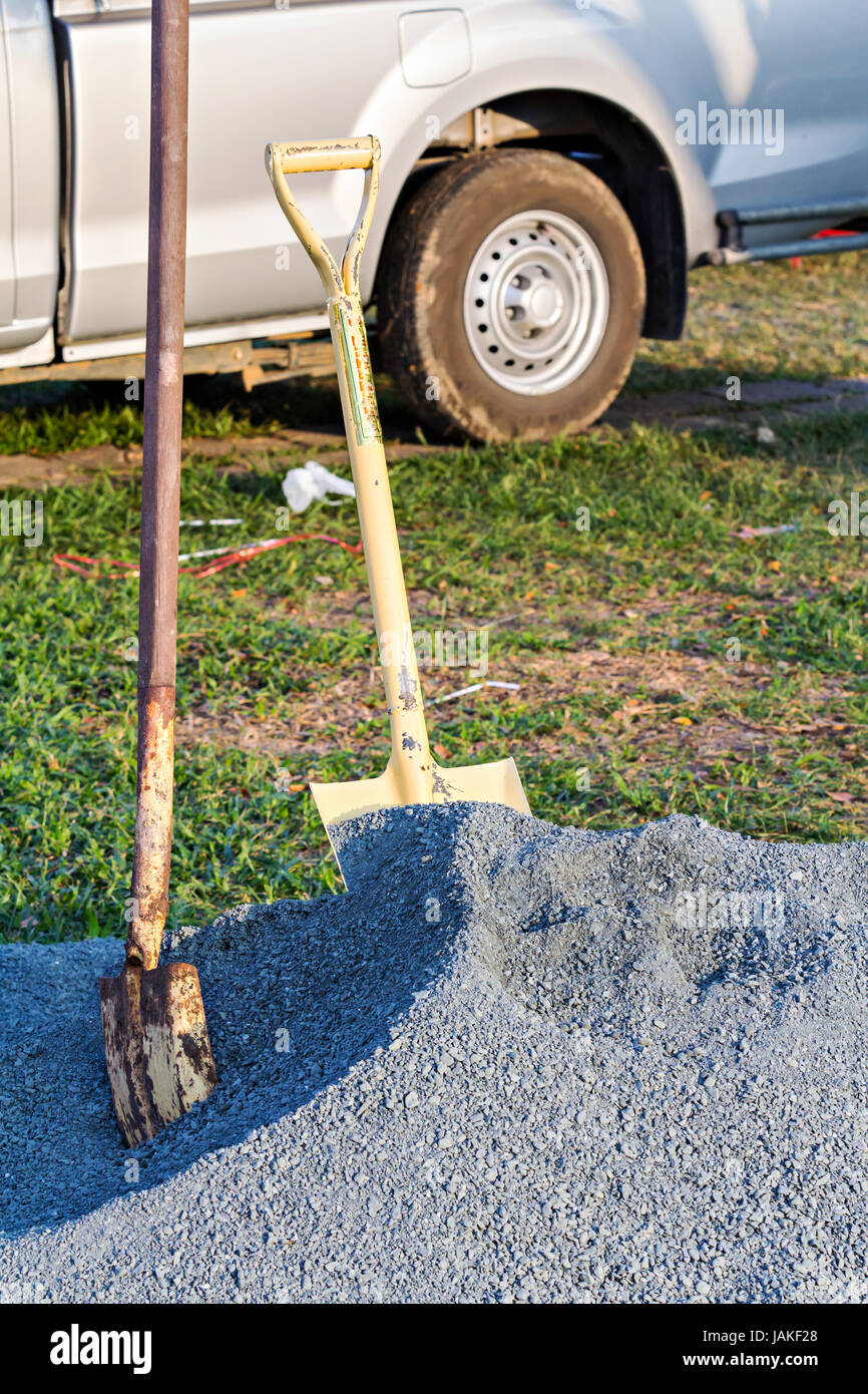 Builders shovel hi-res stock photography and images - Alamy