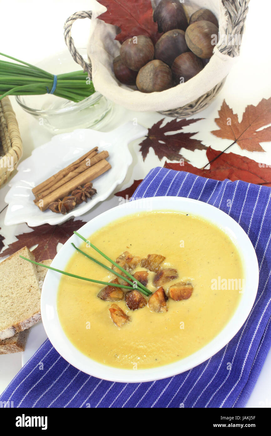 eine Schale Maronensuppe mit gerösteten Maronen und Schnittlauch Stock ...