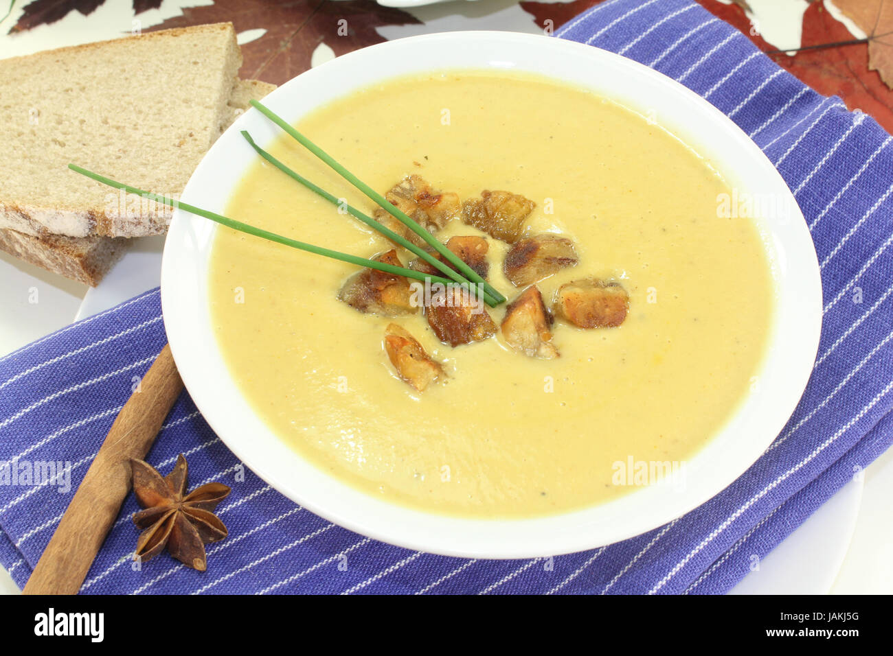 eine Schale Maronensuppe mit gerösteten Maronen und Schnittlauch Stock ...
