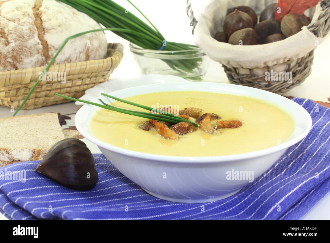 eine Schale Maronensuppe mit gerösteten Maronen und Schnittlauch Stock ...
