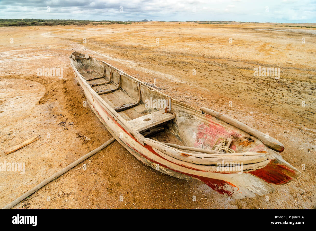 Stranded canoe hi-res stock photography and images - Alamy
