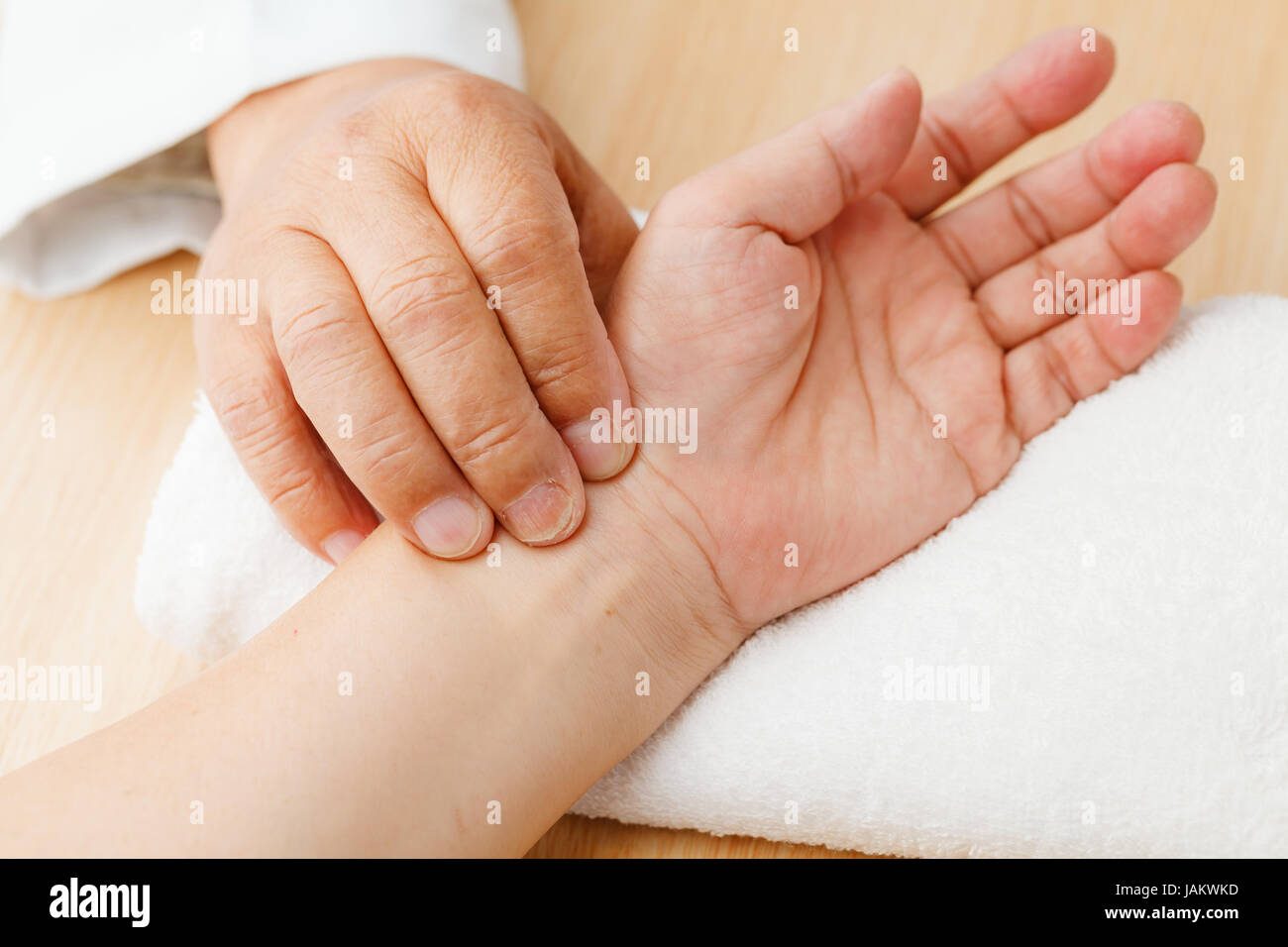 Chinese doctor Diagnose pulse of patient Stock Photo - Alamy