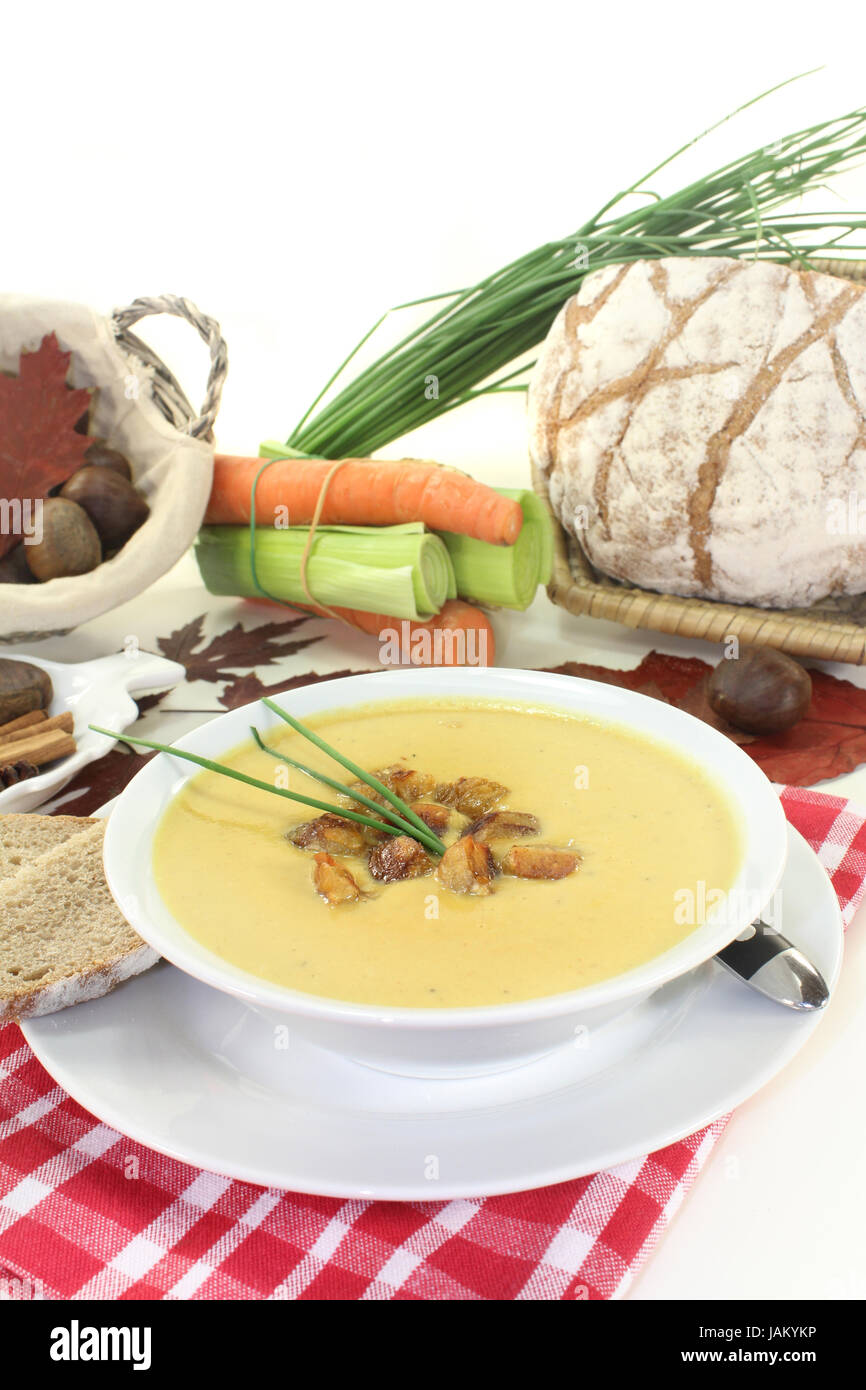 eine Schale Maronensuppe mit gerösteten Maronen und Schnittlauch Stock ...