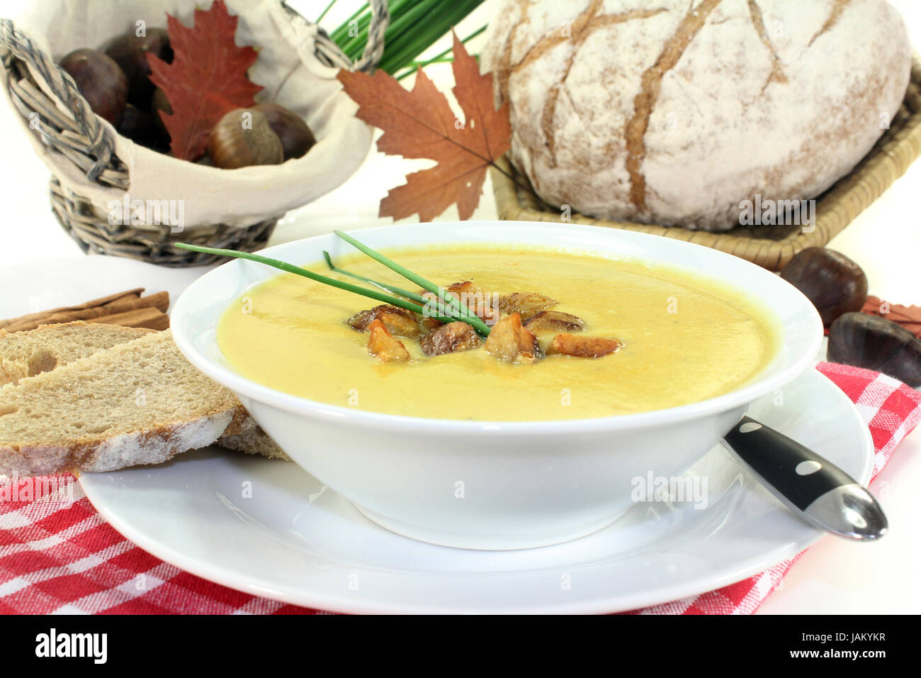 eine Schale Maronensuppe mit gerösteten Maronen und Schnittlauch Stock ...