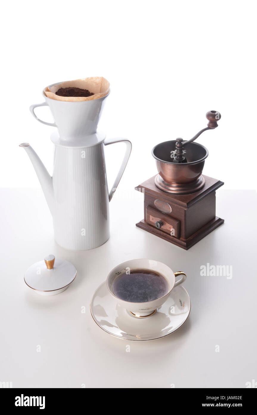 Eine handbetriebene Kaffeemühle, eine Kaffekanne mit Porzellan ...