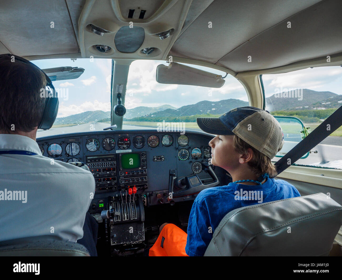Pilot copilot in cockpit hi-res stock photography and images - Alamy