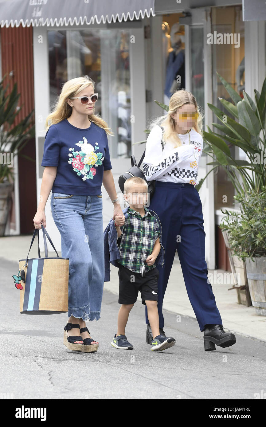 Reese Witherspoon goes to lunch with her daughter and youngest son ...