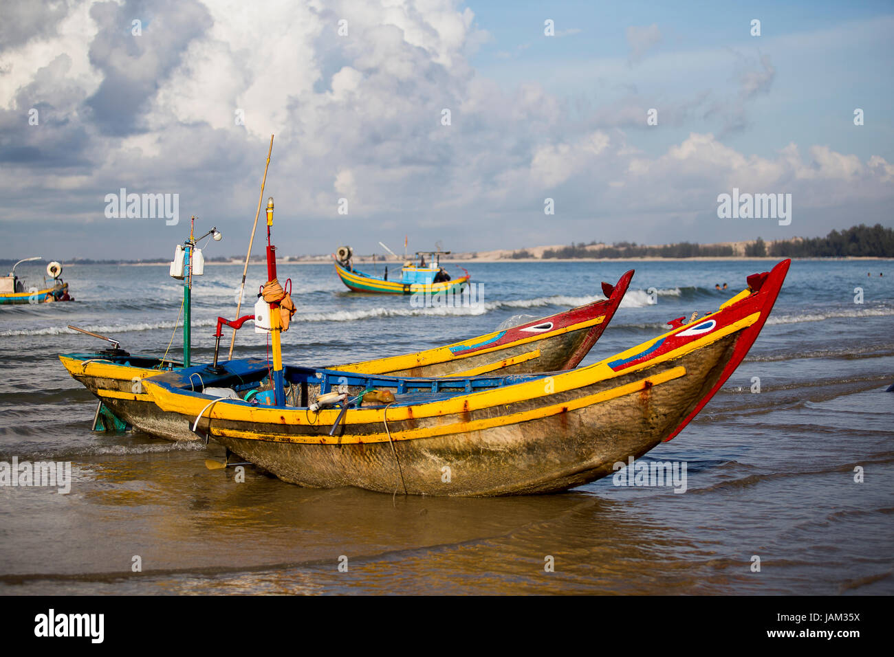 Boat floating on beach hi-res stock photography and images - Alamy