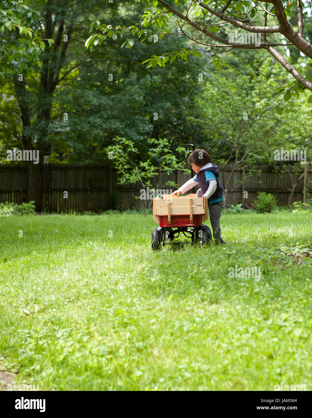 Radio flyer wagon hi-res stock photography and images - Alamy