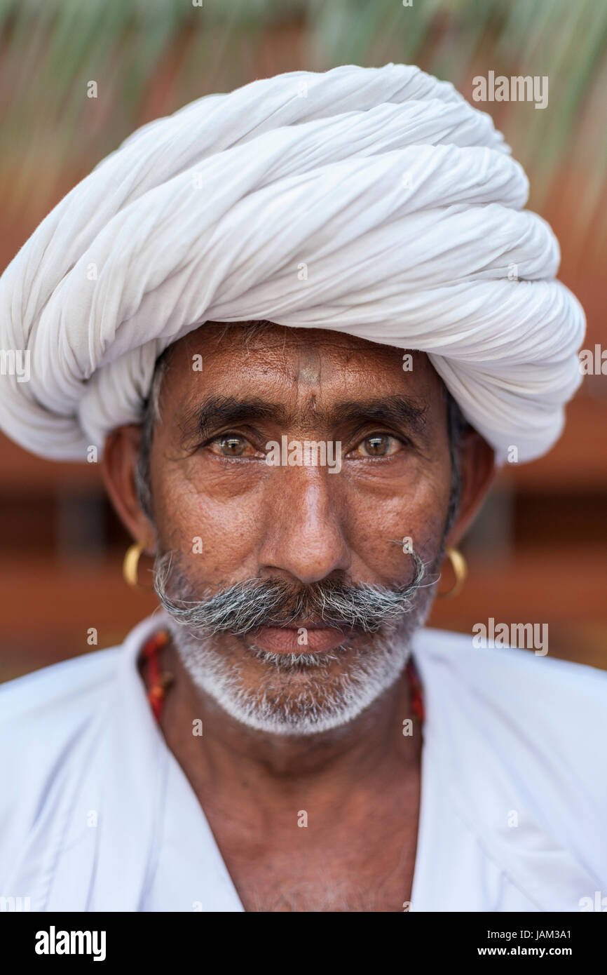 Men in mumbai hi-res stock photography and images - Alamy