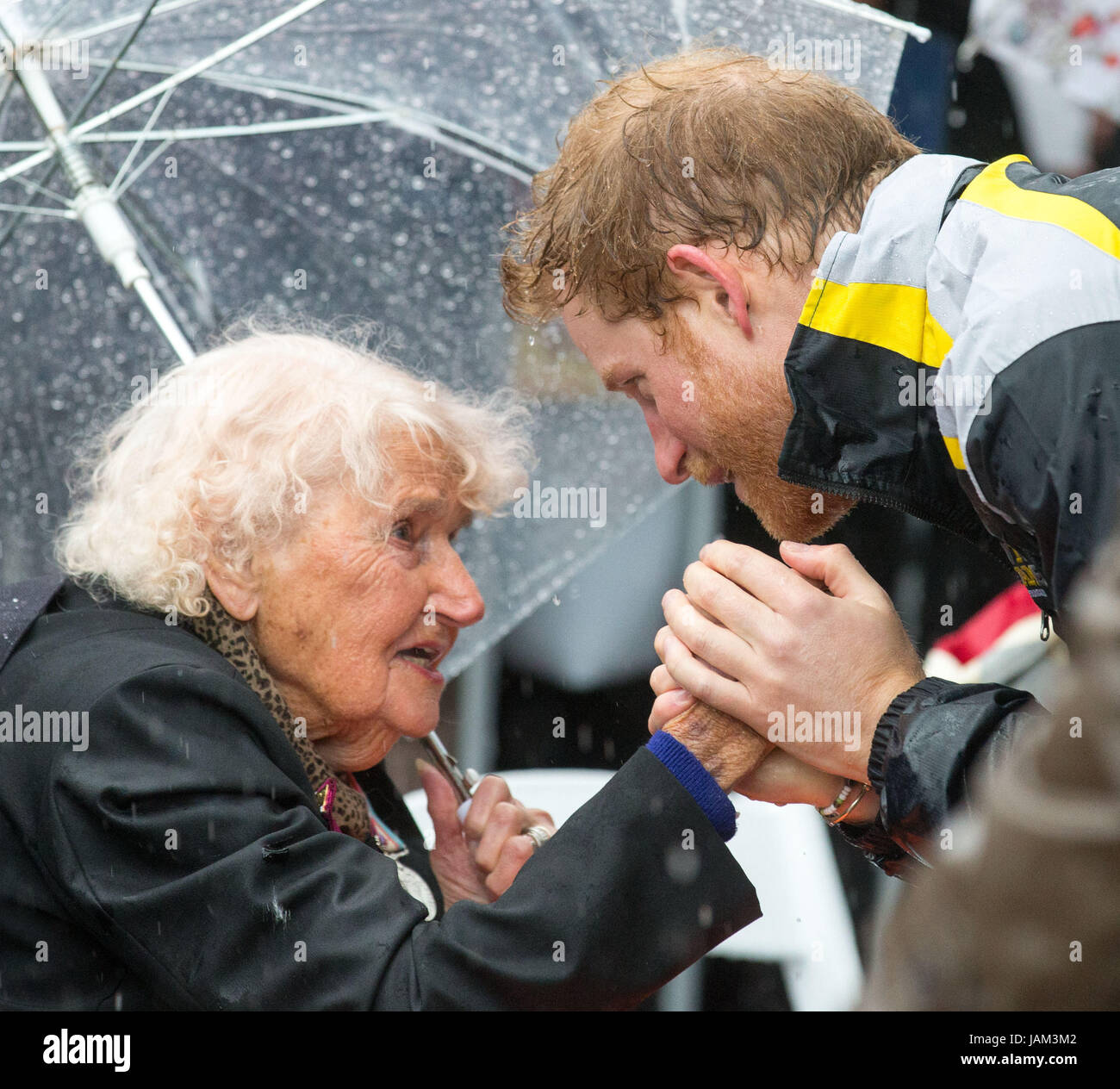 Prince Harry meets Daphne Dunne on a walkabout on Circular Quay in ...