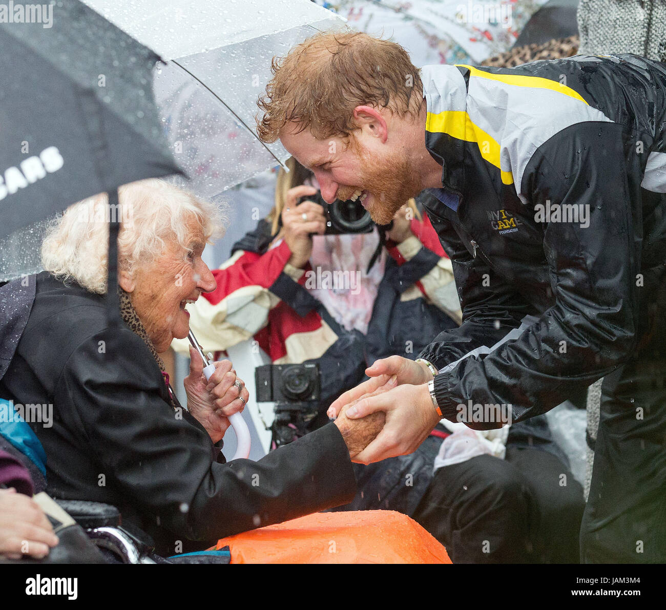 Prince Harry meets Daphne Dunne on a walkabout on Circular Quay in ...