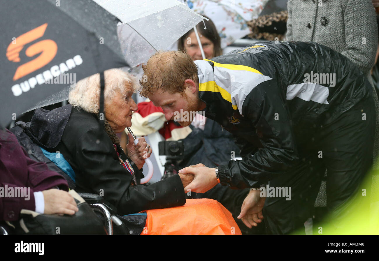 Prince Harry meets Daphne Dunne, 97, on a walkabout on Circular Quay in ...