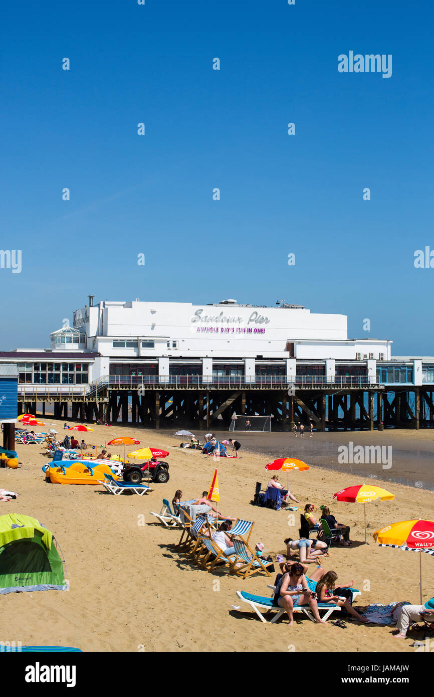Busy beach hi-res stock photography and images - Alamy