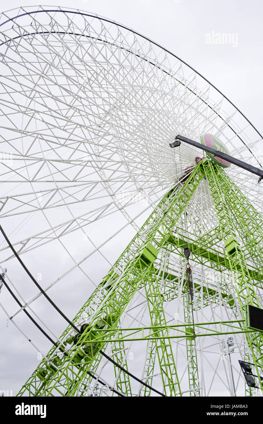 Ferris wheel at parties and events in Spain, construction and fun fair ...