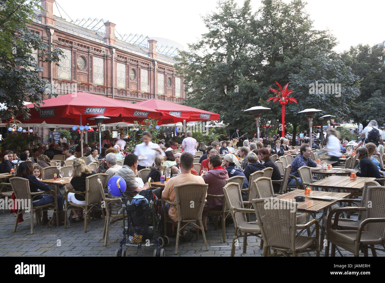 Middle heel scissors market hi-res stock photography and images - Alamy