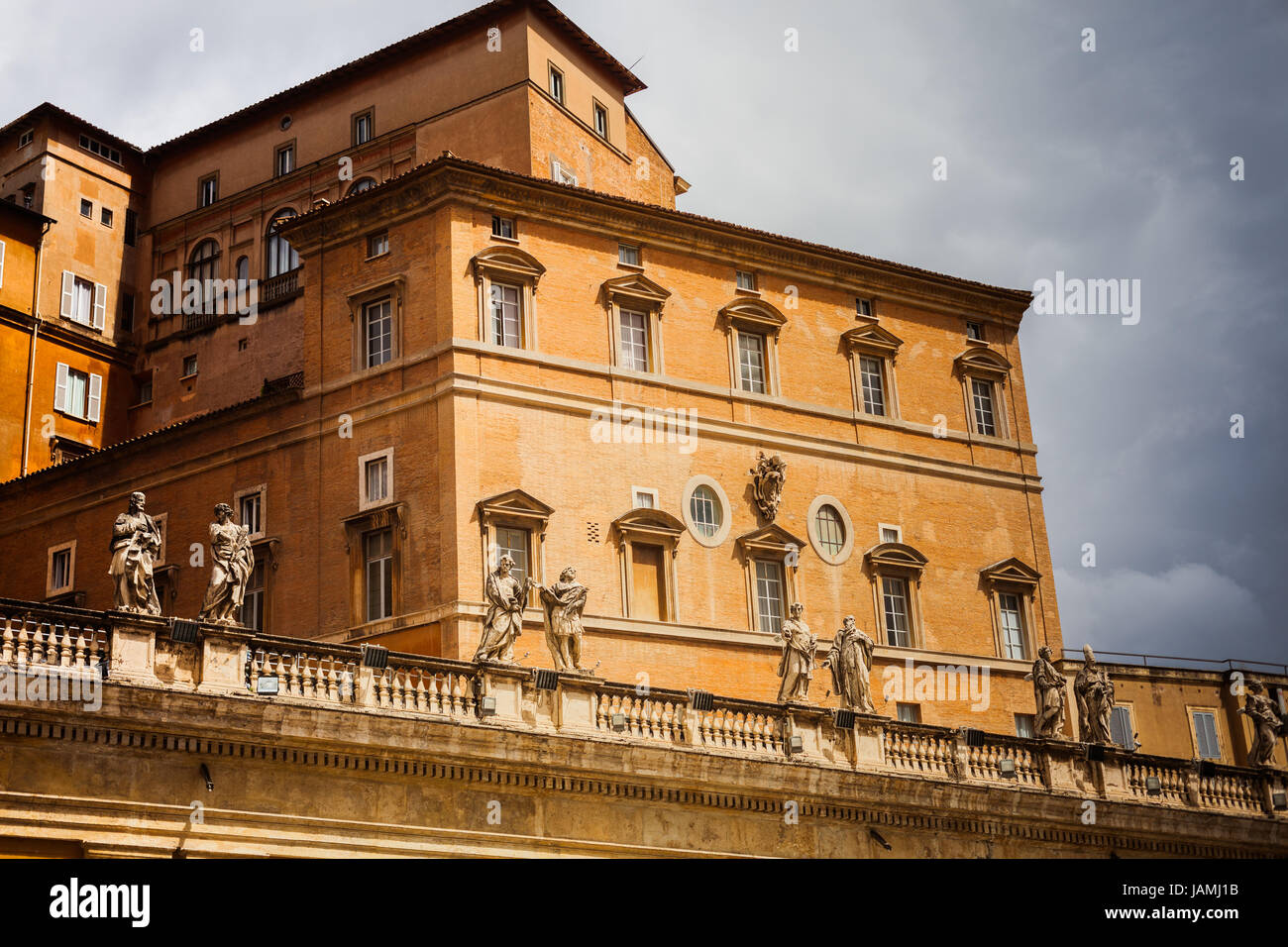 Building with statues Stock Photo - Alamy
