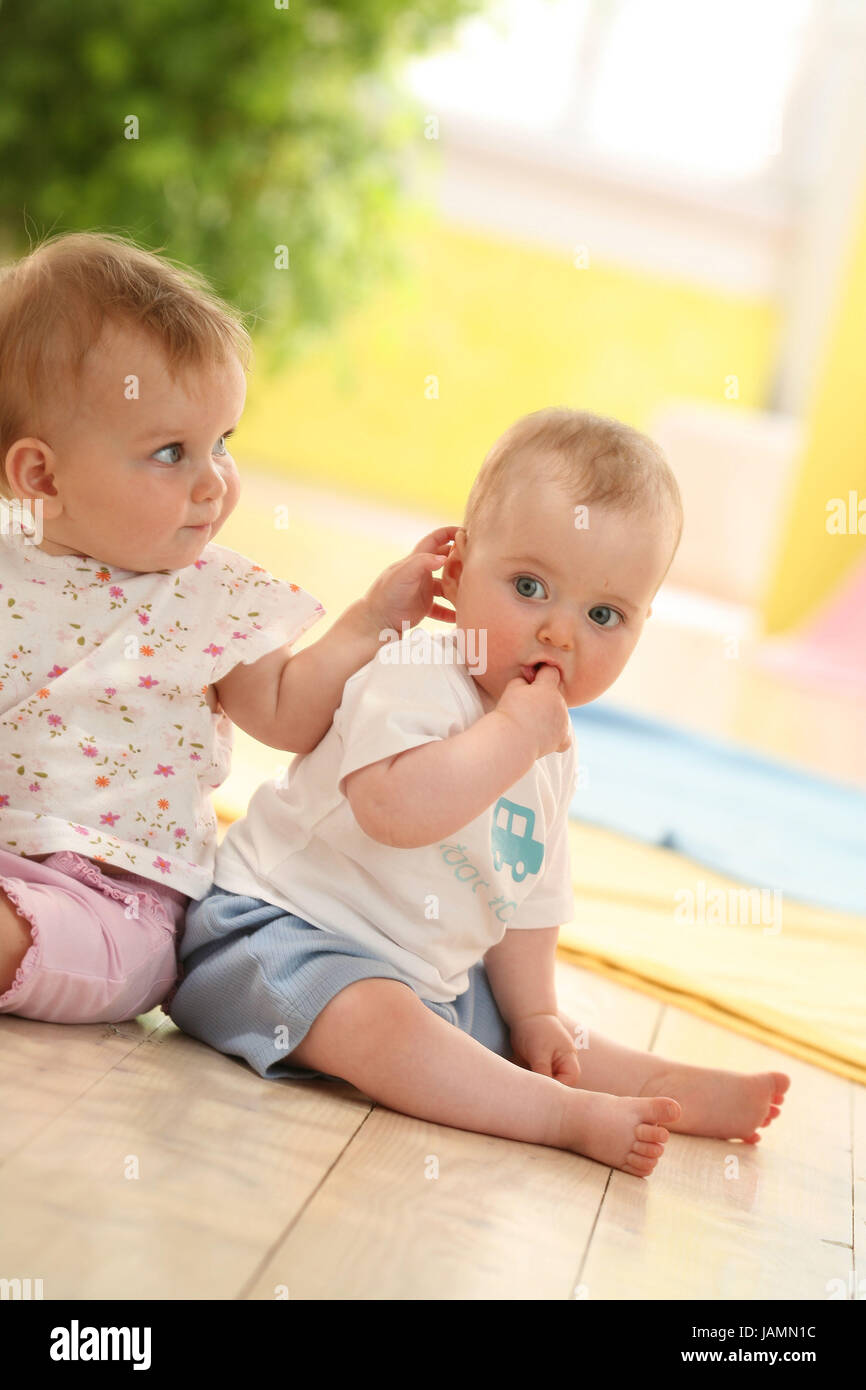 Babies 9 months group hi-res stock photography and images - Alamy