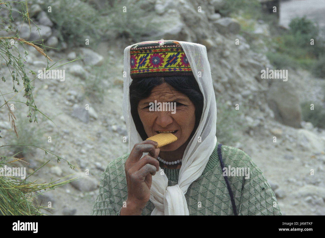 Pakistan,Passu,woman,Hunzukuc strain,biscuit,eat,portrait,no model ...