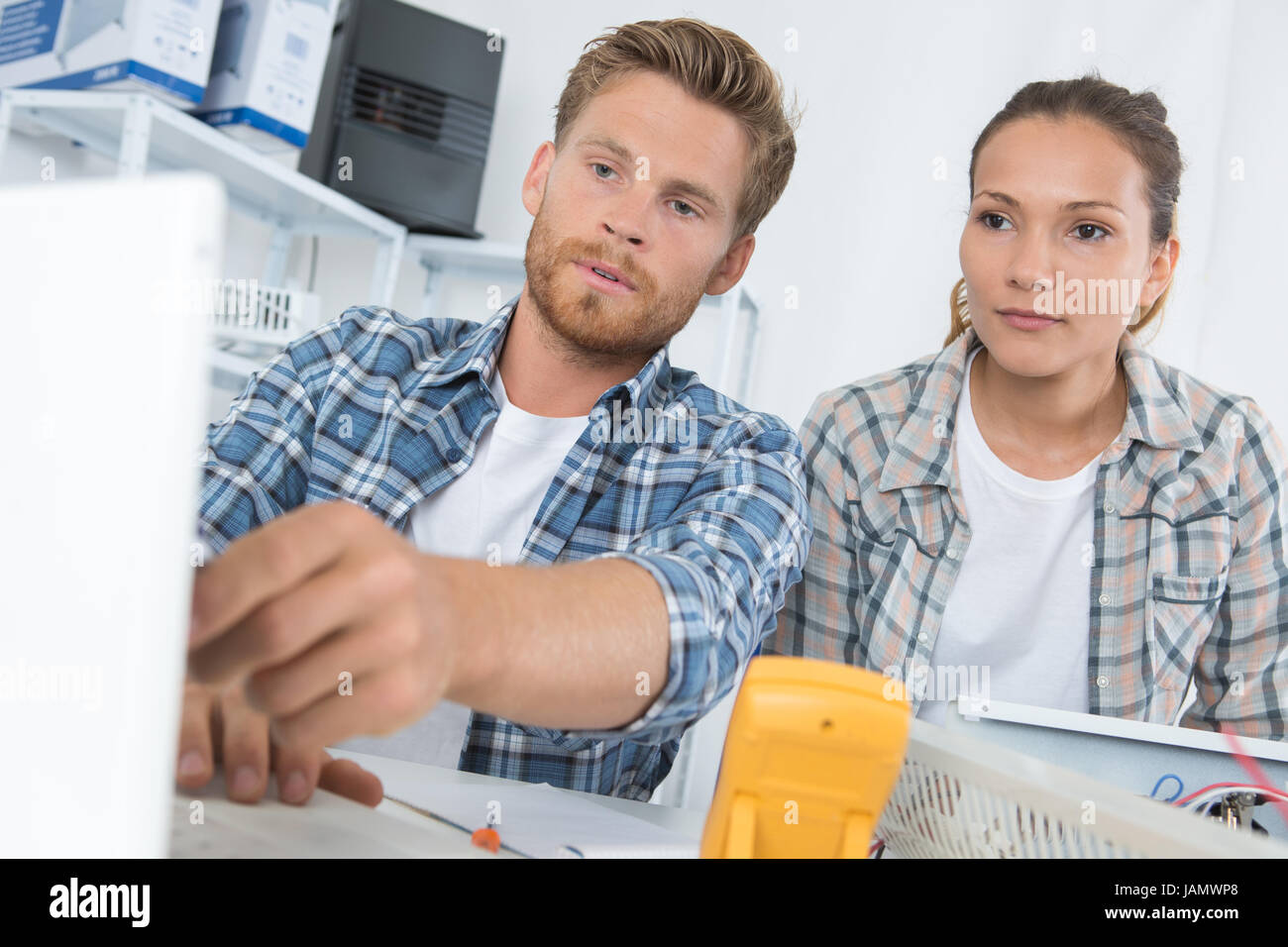 man repairing broken screen Stock Photo - Alamy