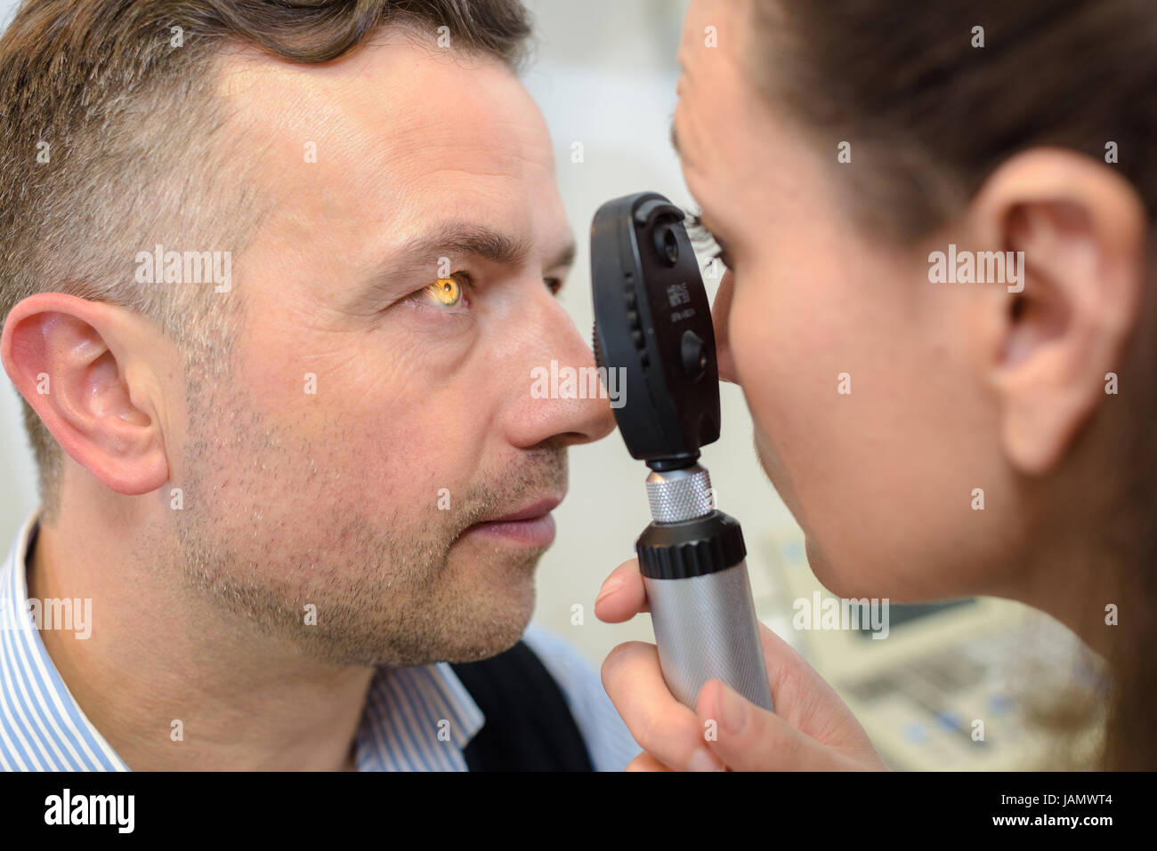 man having eye test eye test machine Stock Photo - Alamy