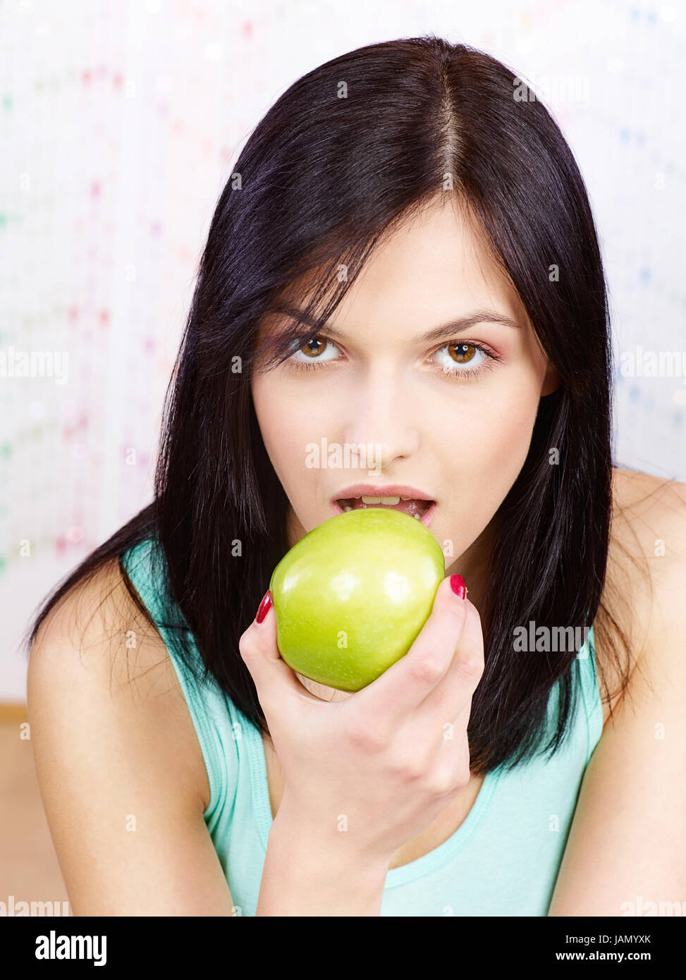 Pretty woman eating green apple Stock Photo - Alamy