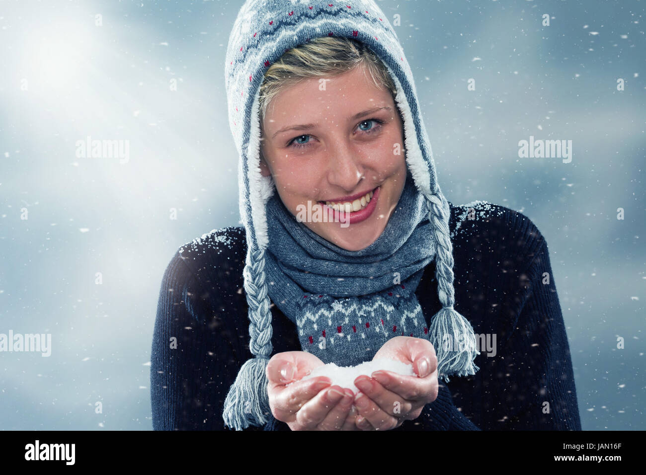 glückliche frau im winter mit einer hand voll schnee Stock Photo - Alamy