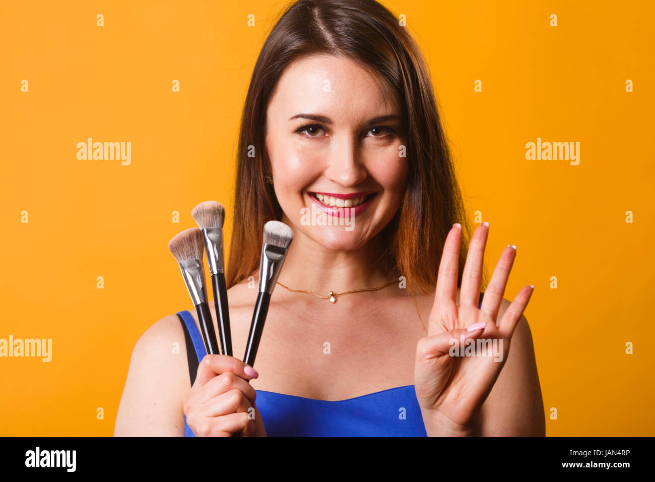 Hand holding make up brushes hi-res stock photography and images - Alamy
