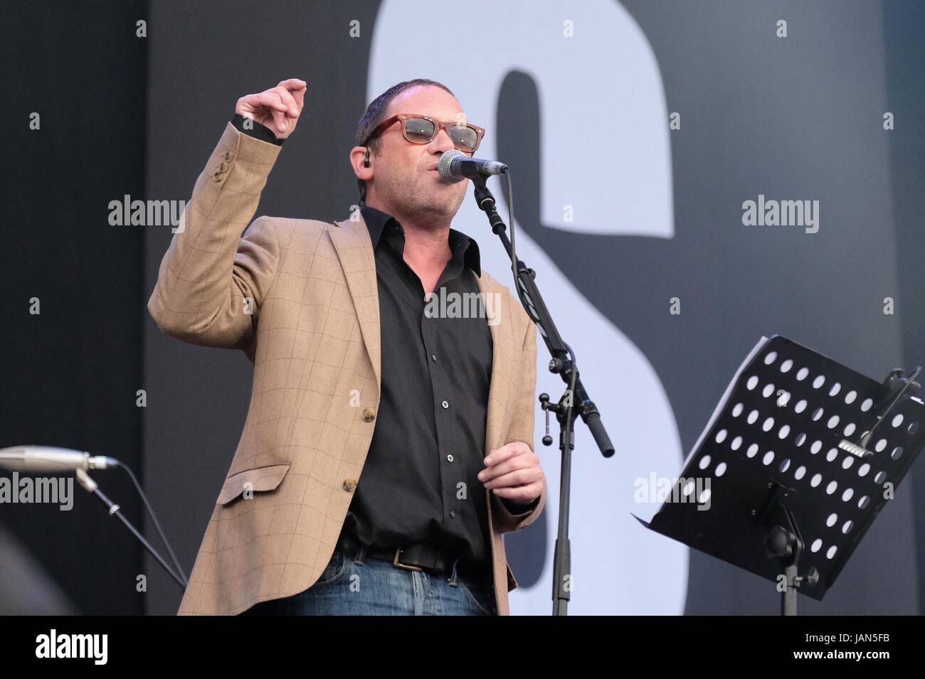 Simon Fowler with Ocean Colour Scene at the the Isle of Wight Festival ...
