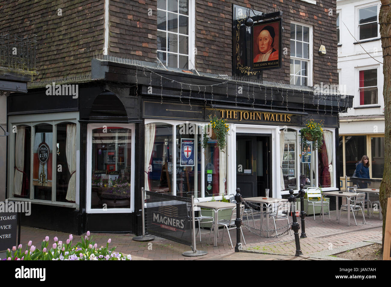British town centre pub hi-res stock photography and images - Alamy