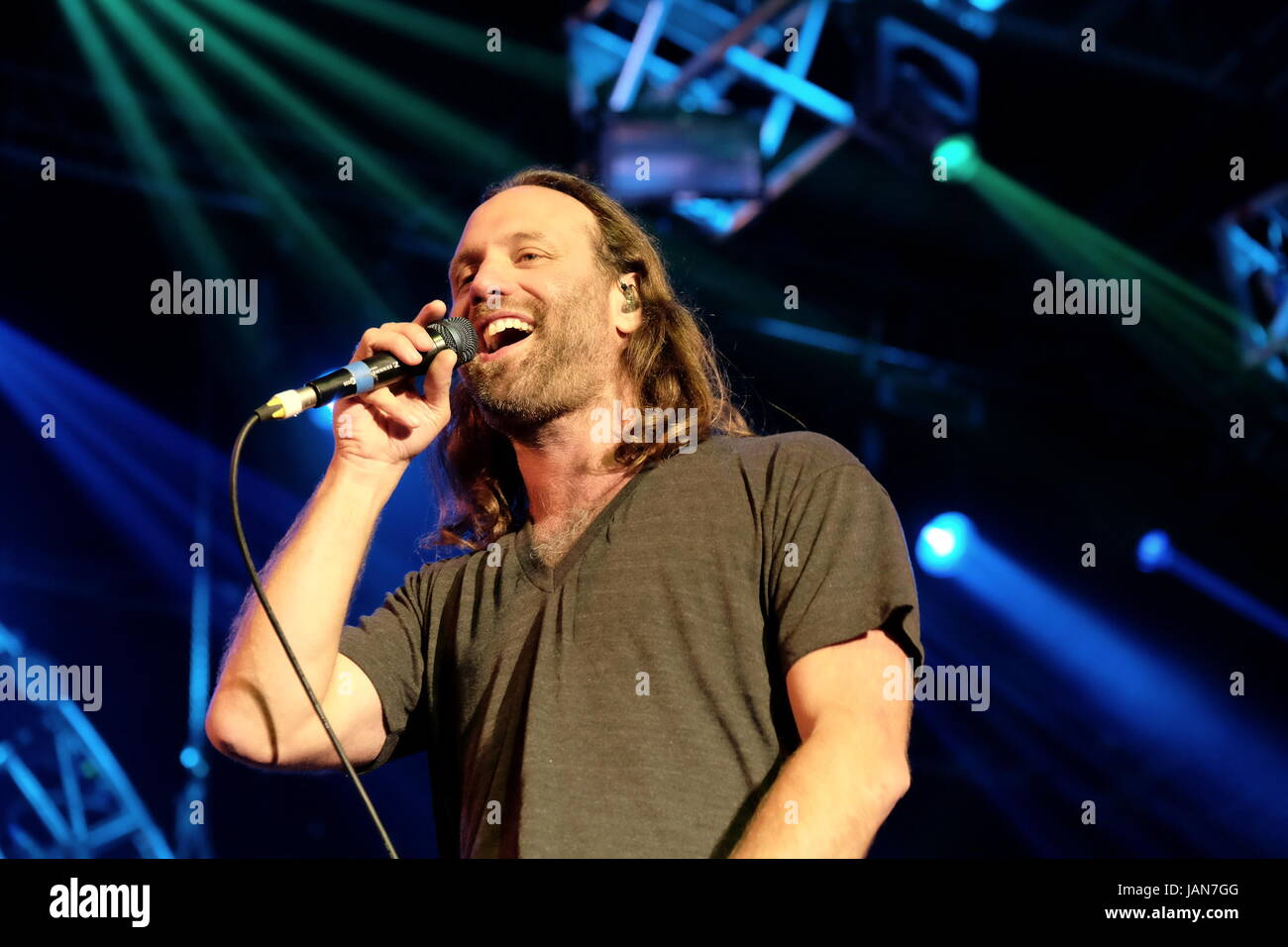 Lead singer pop band reef hi-res stock photography and images - Alamy