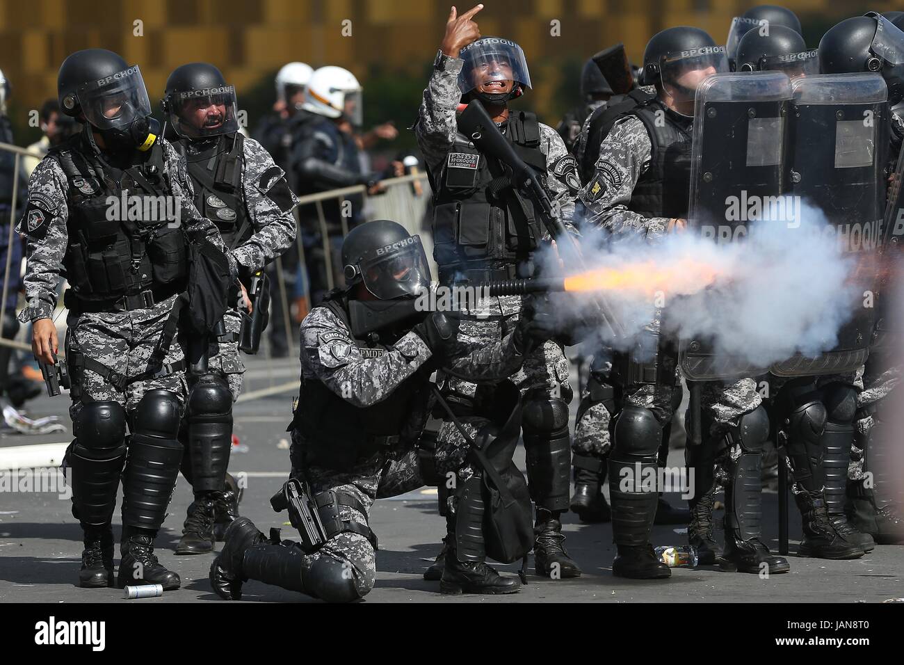 Police gas mask hi-res stock photography and images - Alamy