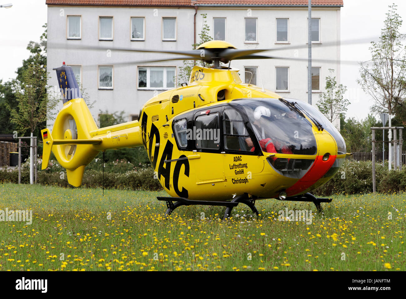 Ein Rettungshubschrauber vom Typ Eurocopter EC 135 der ADAC Luftrettung ...