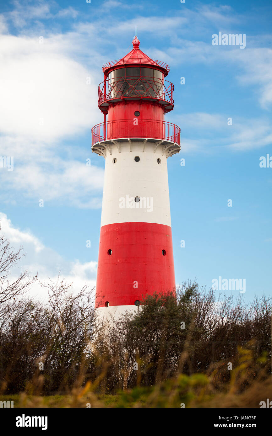 rot weisser leuchtturm vor blauem himmer wolken ostsee im herbst ...