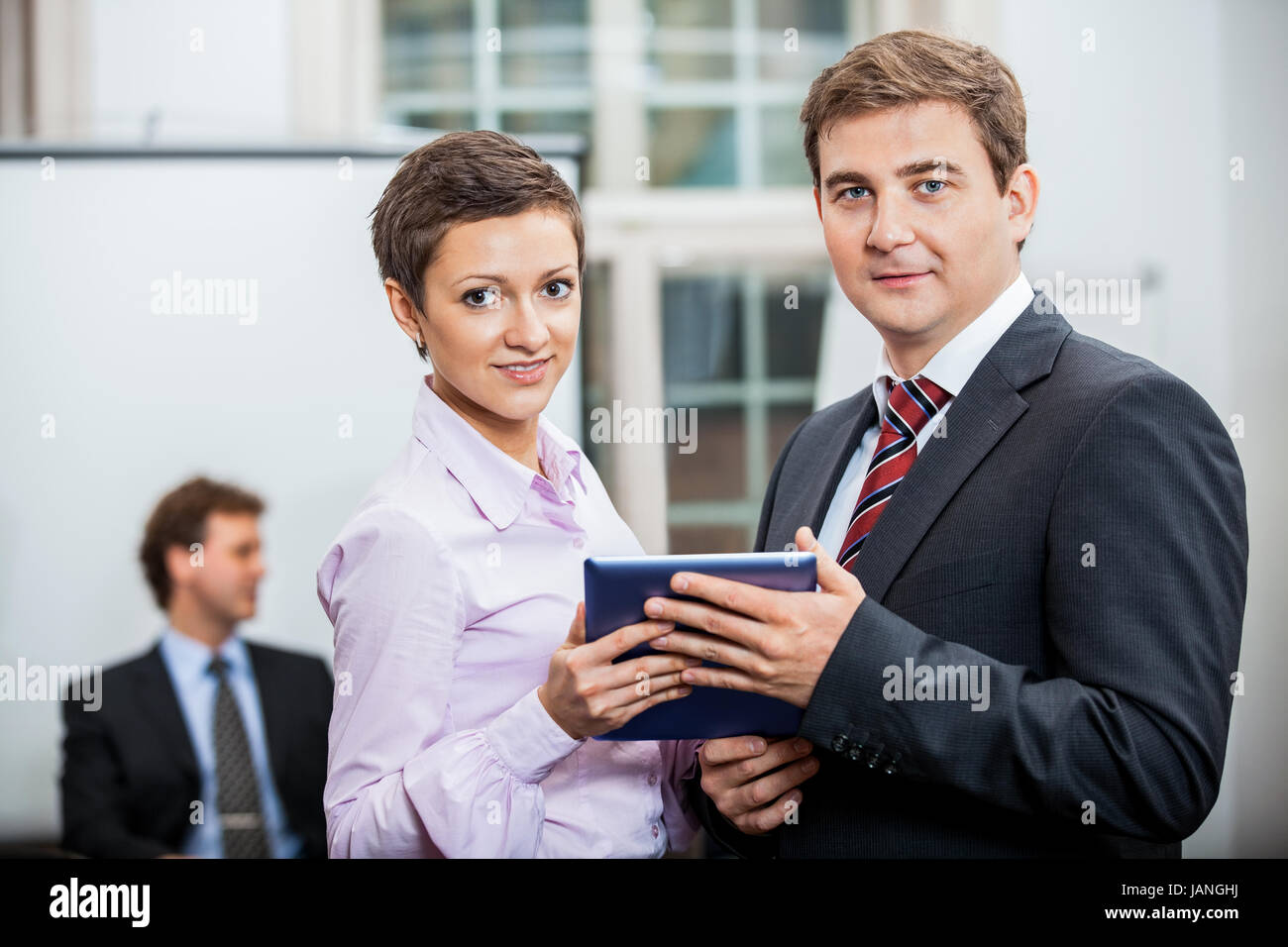 gruppe team mit chef und mitarbeitern geschäft business isoliert vor ...