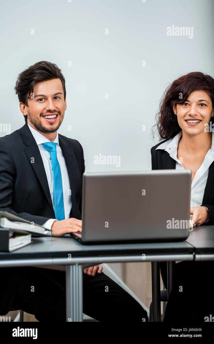 gruppe team mit chef und mitarbeitern geschäft business isoliert vor ...
