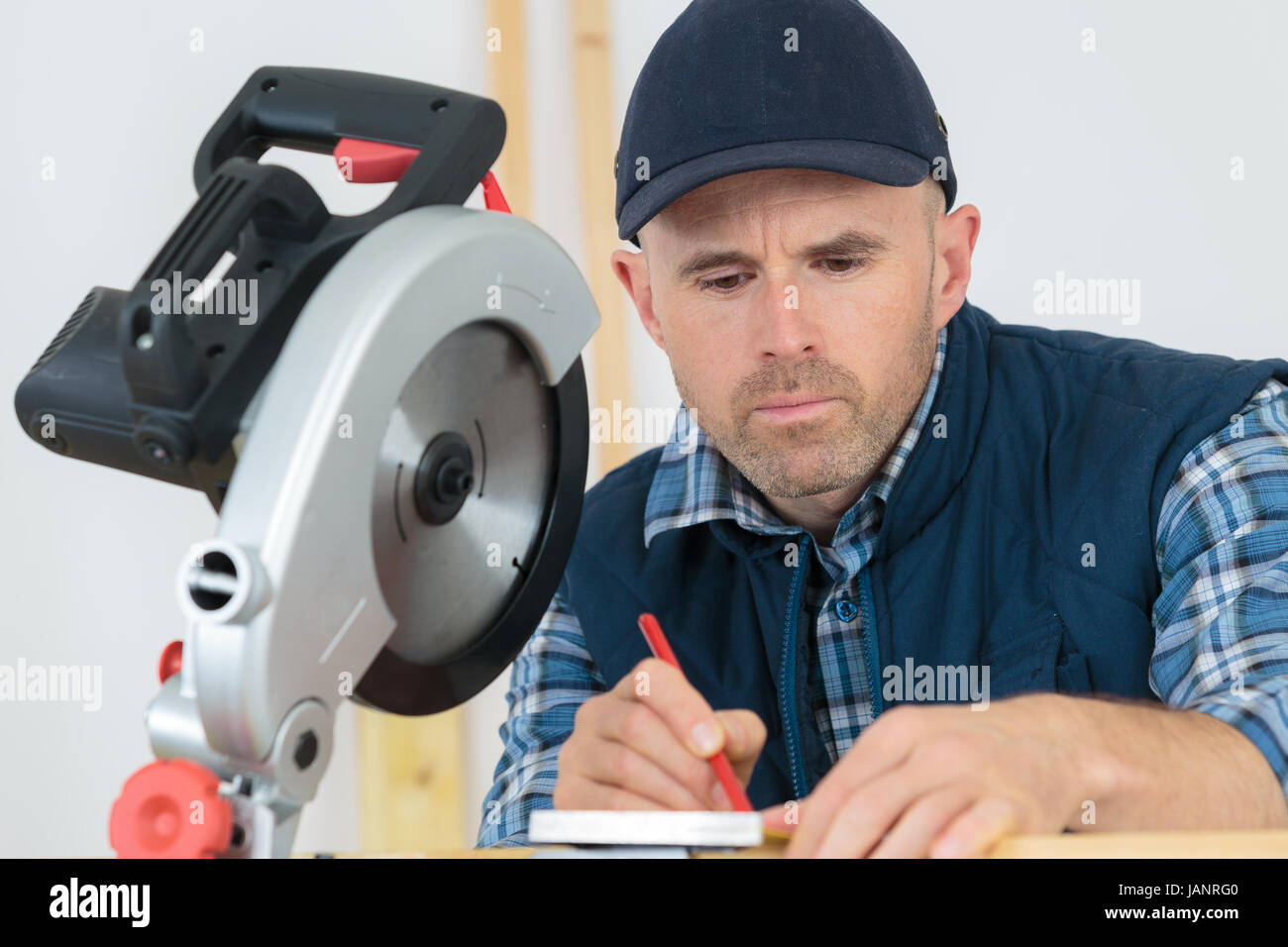 construction contractor carpenter with circular saw Stock Photo - Alamy