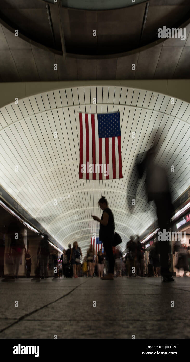 Subway rush hour crowd in station hi-res stock photography and images ...