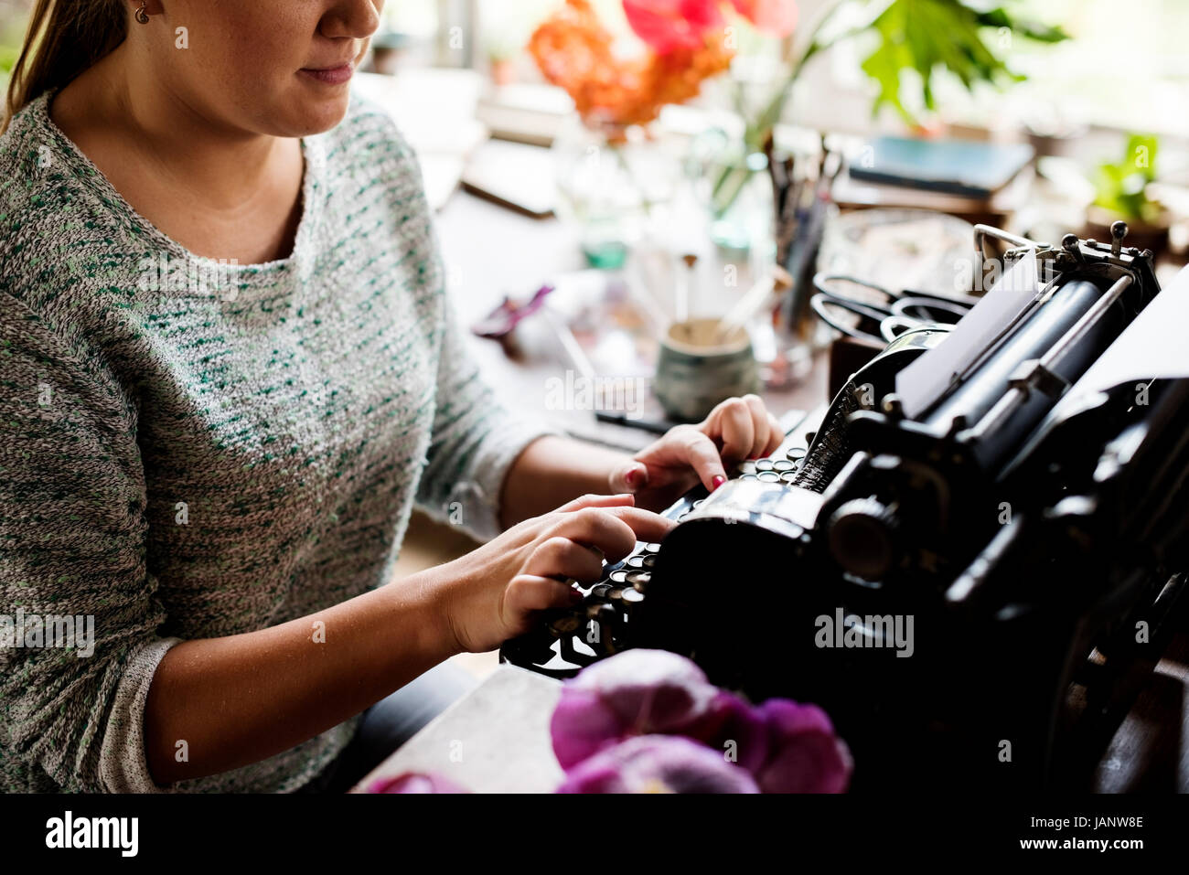 Woman journalist typewriter hi-res stock photography and images - Alamy