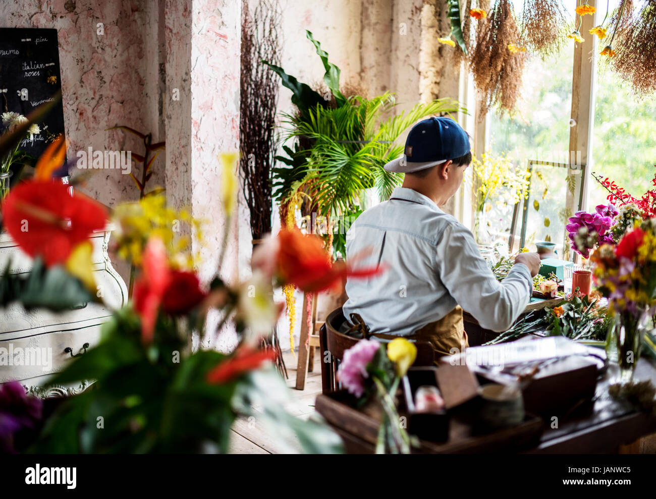 Flower shop business owner working service Stock Photo - Alamy