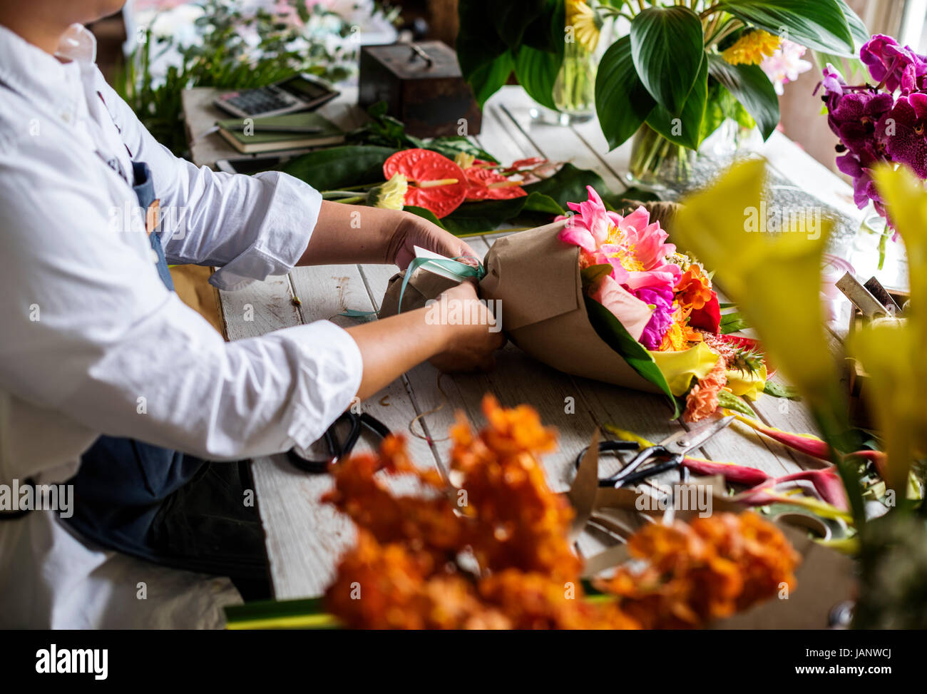 Flower shop business owner working service Stock Photo - Alamy